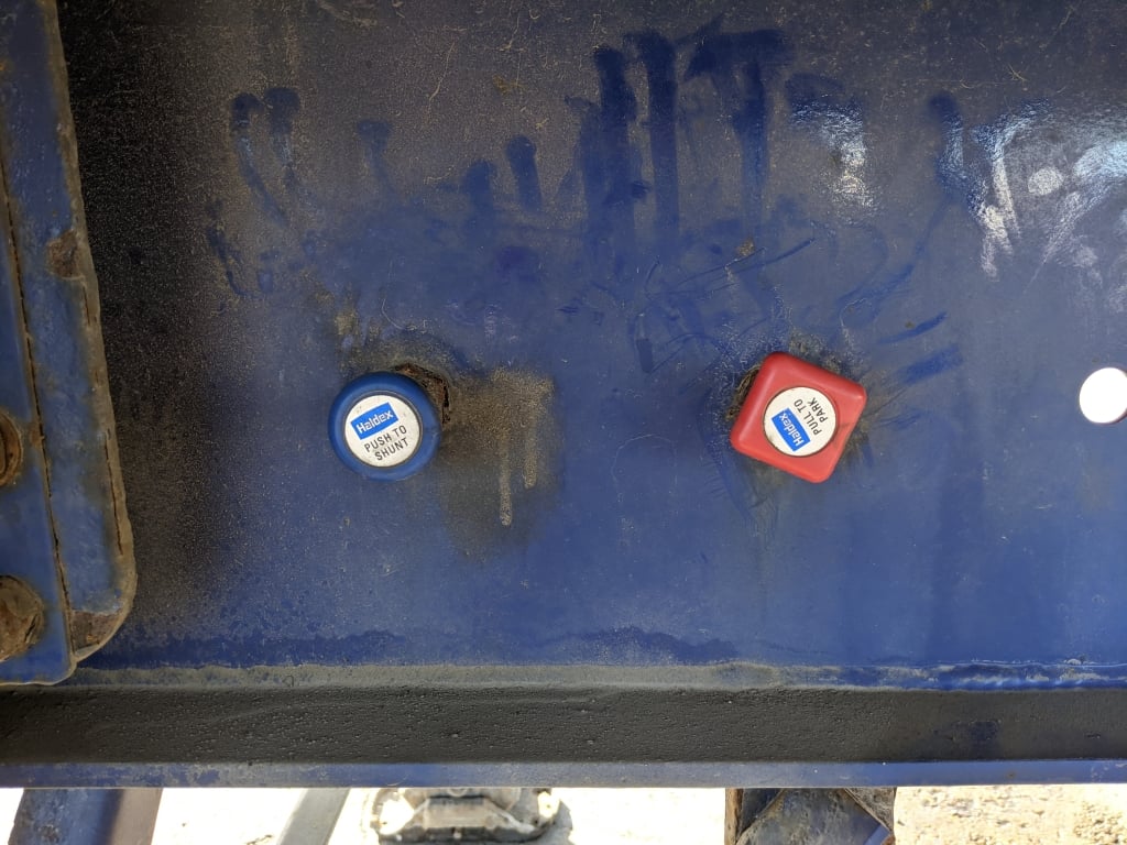 DENNISON MULTI PURPOSE SPLITTER SKELETAL TRAILERS – 2011 – C325940 ...