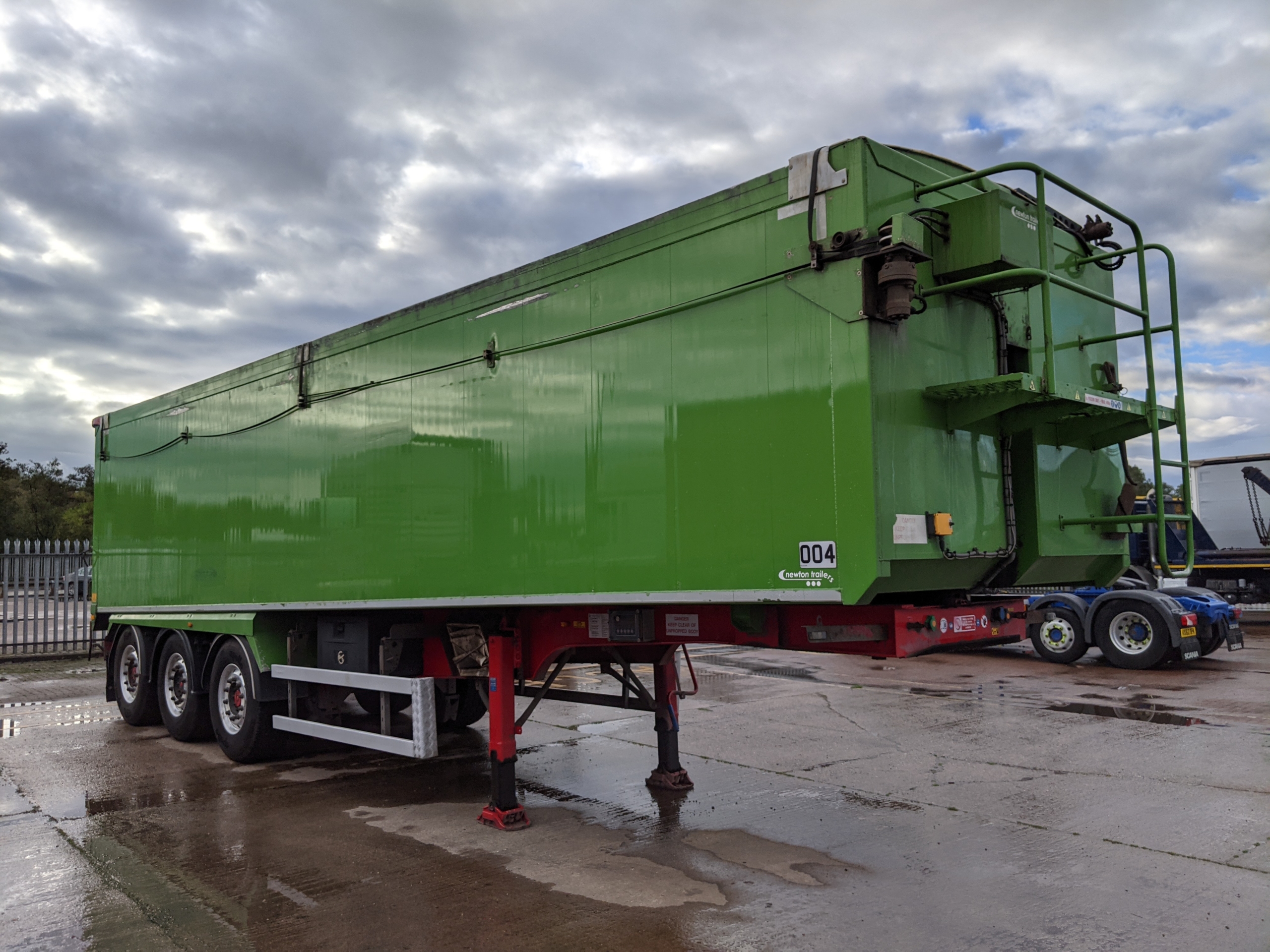 CRANE FRUEHAUF 64 CU-YD ALUMINIUM PLANK SIDED SLOPER BULK TIPPING ...