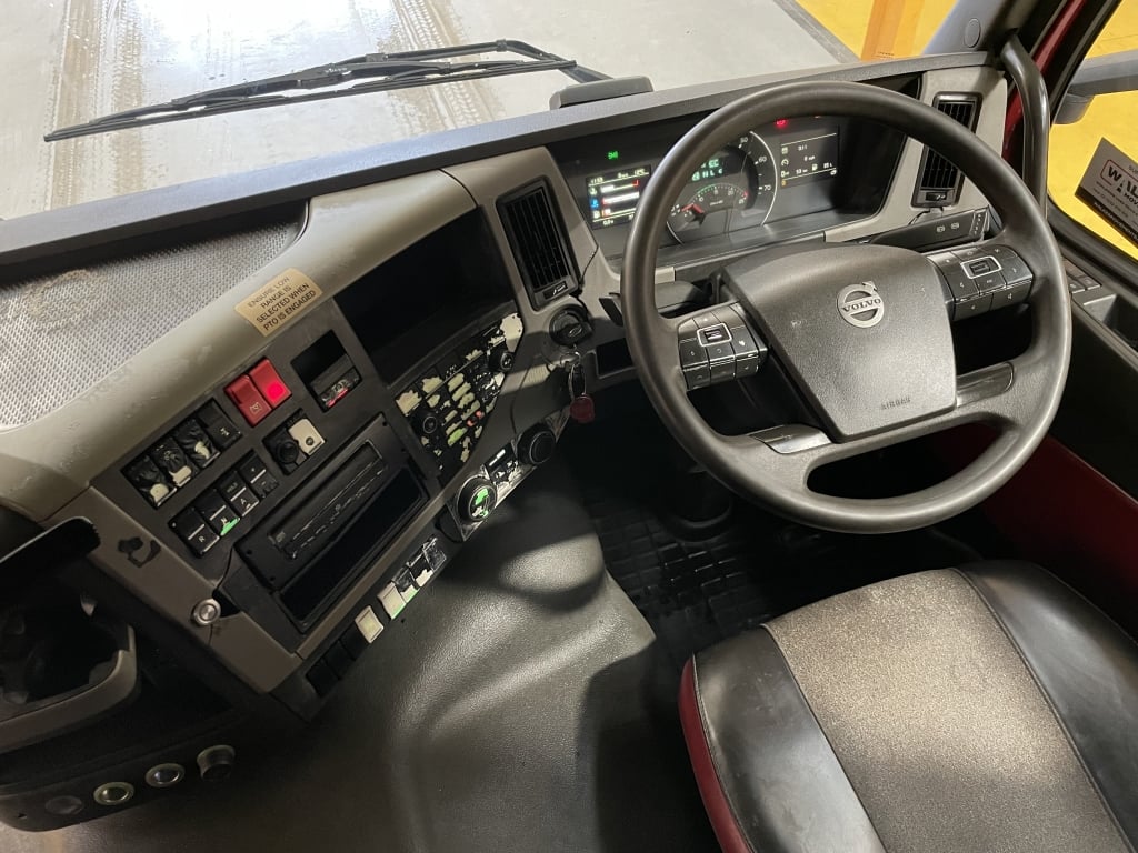 ERF ECX11 6X2 TRACTOR UNIT - 2002 - FY02 JWD - Walker Movements