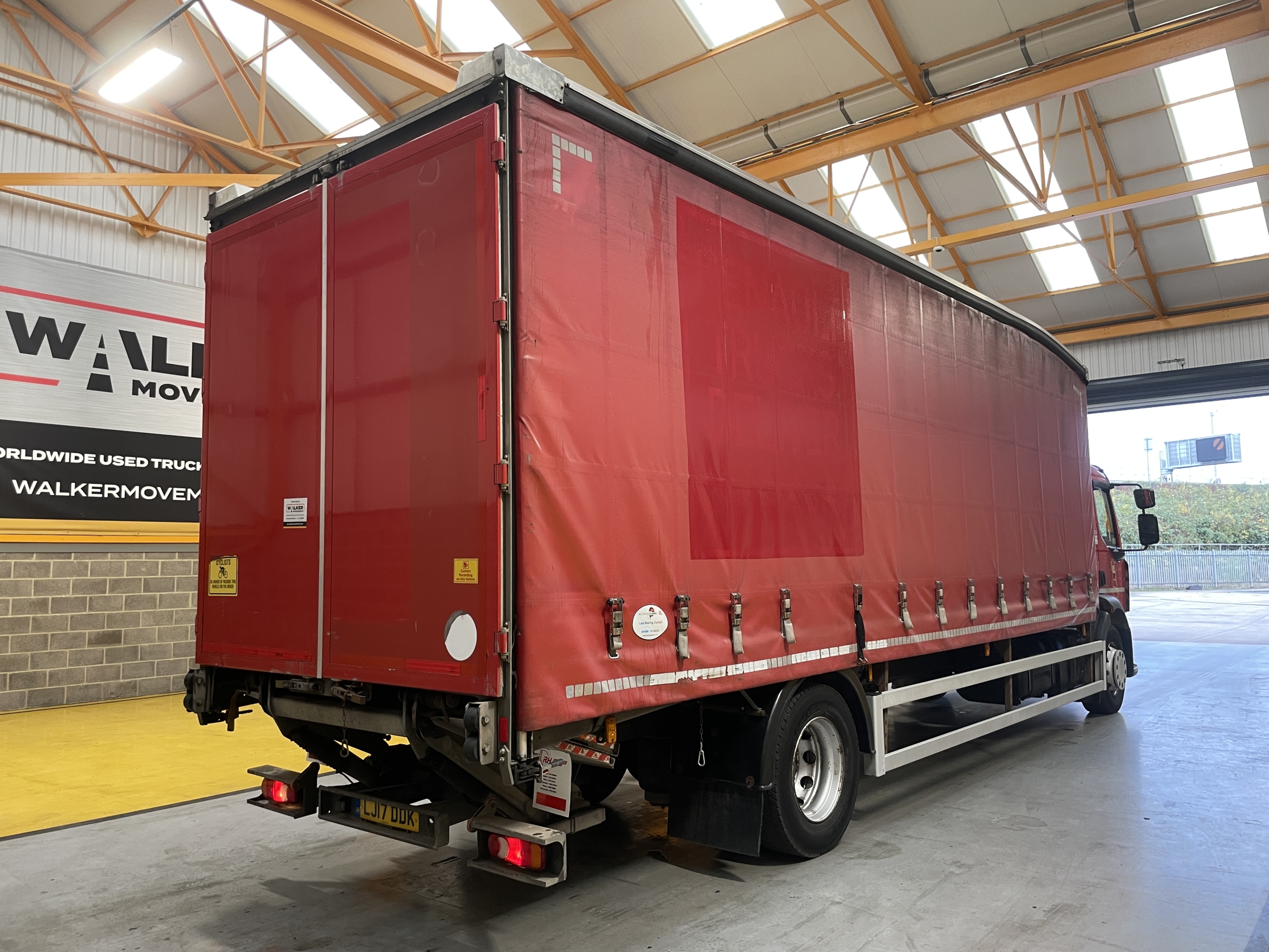 RENAULT D18 WIDE 18 TONNE *EURO 6*, 4X2 CURTAINSIDER - 2017 - LJ17 DDK - Walker Movements